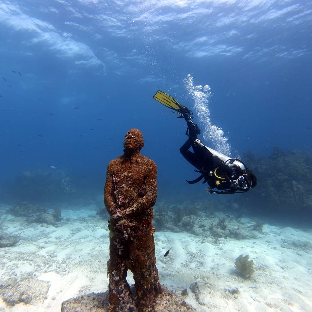 Bucea en el Museo subacuático Musa, en Cancún